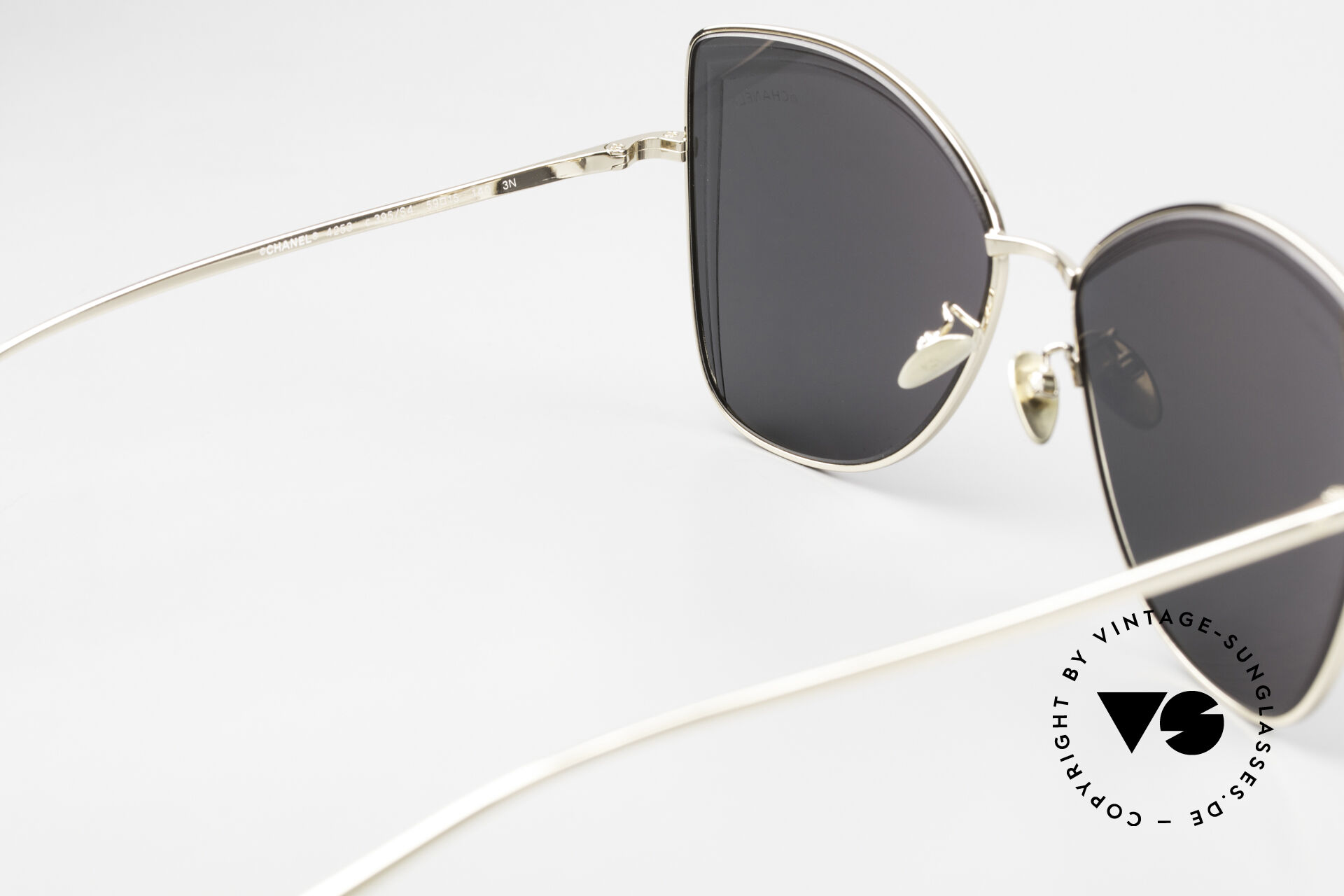 Sunglasses Chanel 4253 Very Feminine Frame Shape